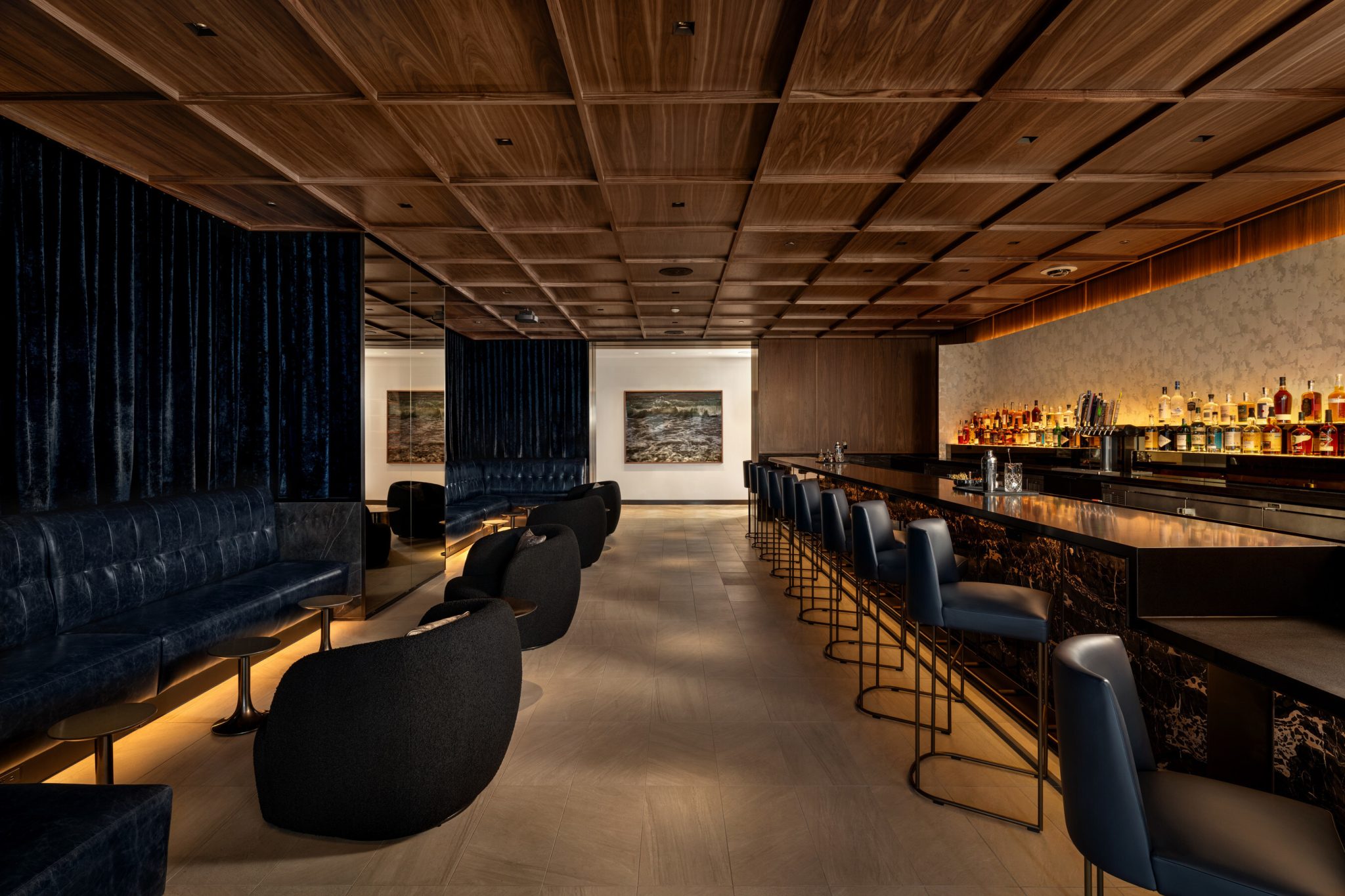 Reimagined United Polaris Lounge Opens in Chicago with 50% More Space ...